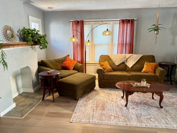 Boho Upper Flat Close To Hospitals & Downtown - Oak Park, MI