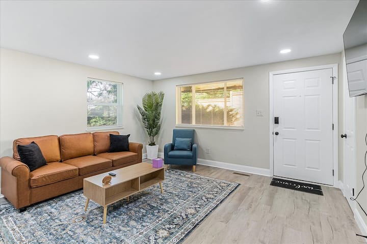Cozy 2br Townhouse | Near Downtown + Free Parking - Columbus, OH