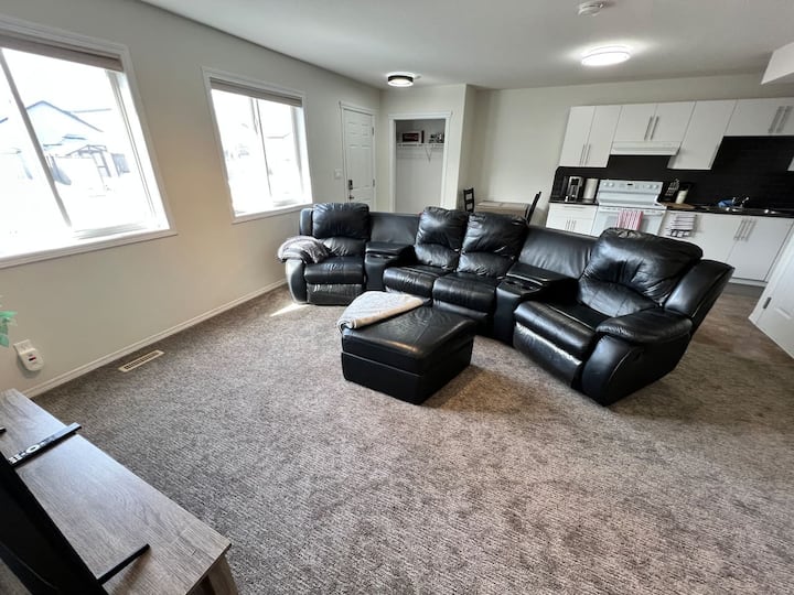 2bed 1bath Stylish & Comfortable Haven - Fast Wifi - Grande Prairie