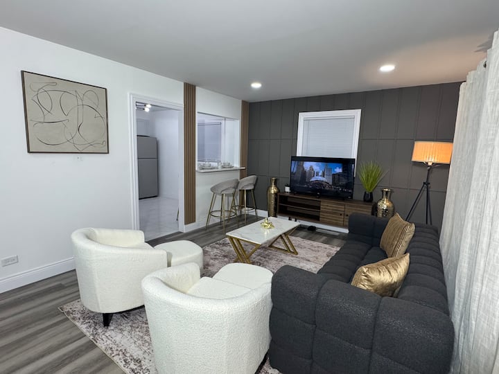 Luxury Full Home+fast Wi/fi&free Parking | Central - Crete, IL
