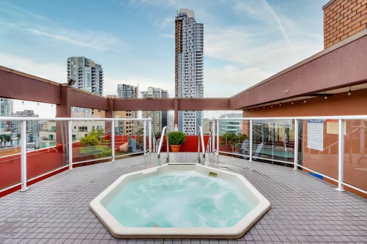 ~Cityscape With Rooftop Spa & Lounge - Vancouver