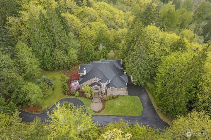 Cascadia Family Mansion, Hot Tub, Gym & Game Room - Snoqualmie, WA
