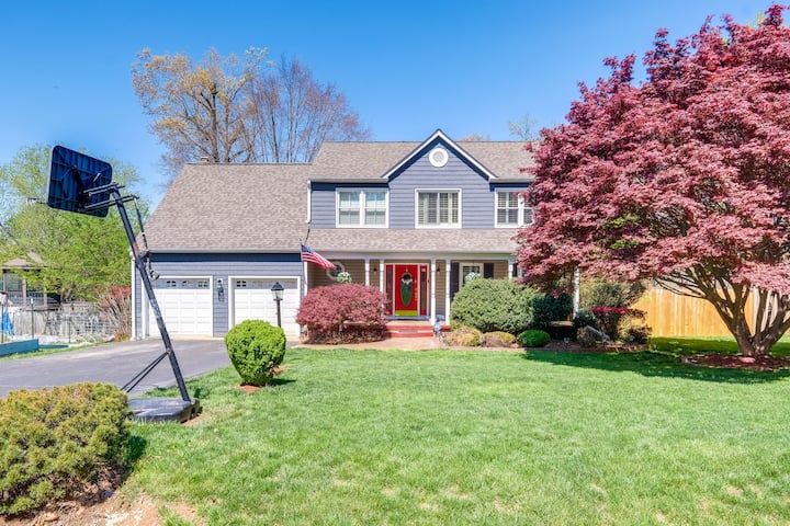 Pool, Hot Tub & Fun! Family Home Near Quantico - Stafford, VA