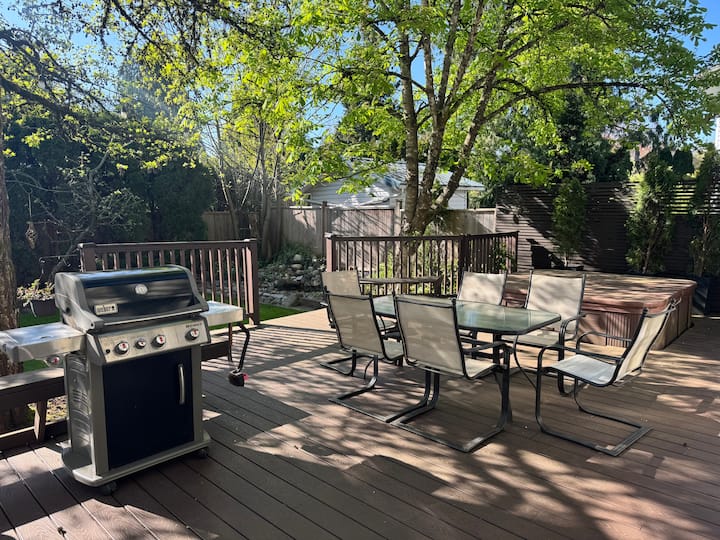 Entire Stylish Detached House | 4 Beds + Yard - Langley