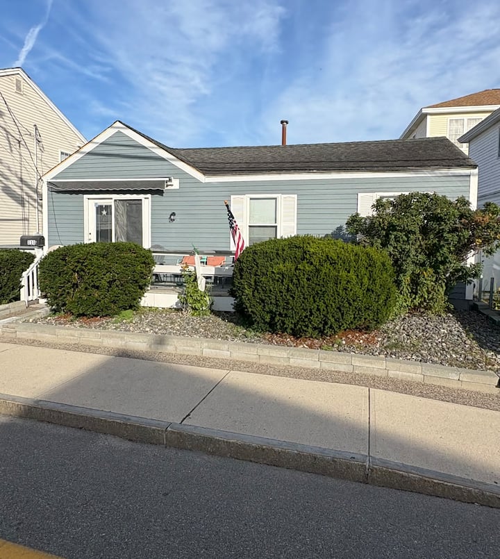 2 Br, 1 Ba, Beach Cottage One Block From The Surf - Seabrook, NH