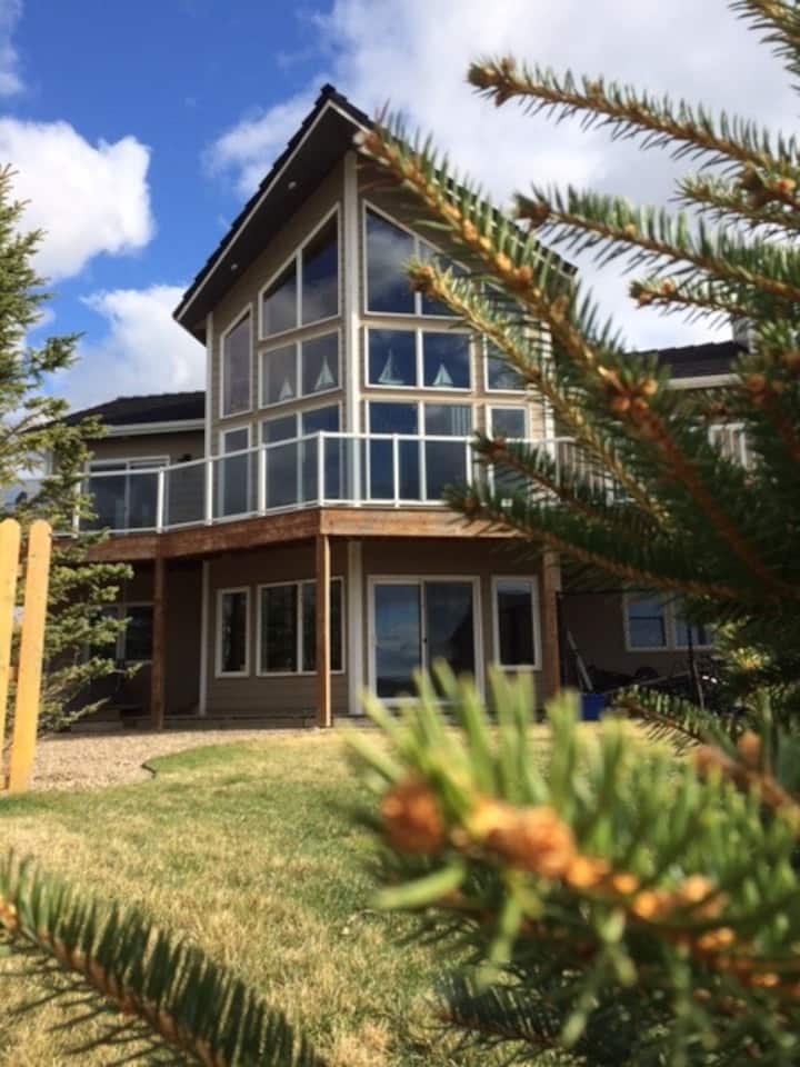 Viceroy With Loft And Walkout, Lake View, Hot Tub - Alberta