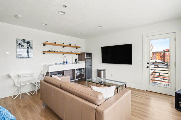 Modern Studio W/ Skyline Views + Parking - Omaha, NE