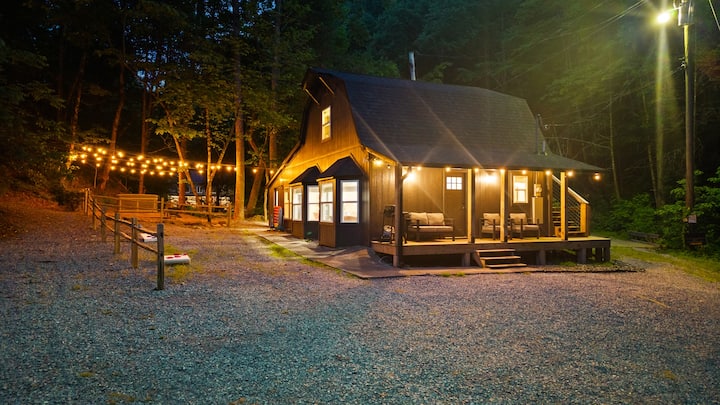 Creekside Bungalow | Hot Tub, Sunroom + Private Su - Townsend, TN