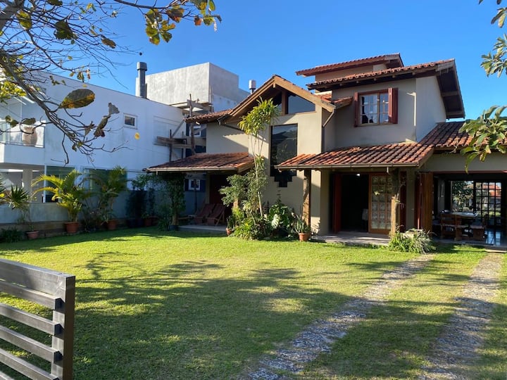 Linda Casa A Duas Quadras Da Beira Da Praia. - Garopaba