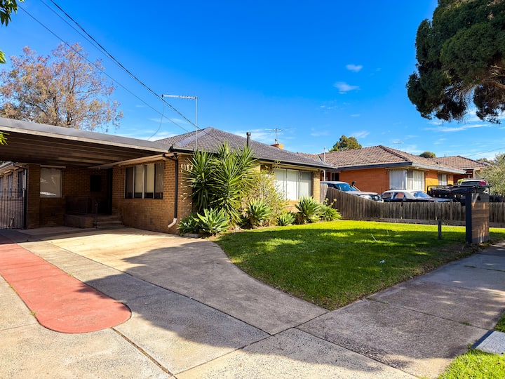 Modern 4 Bedroom Sunbury Home - Fully Furnished - Sunbury