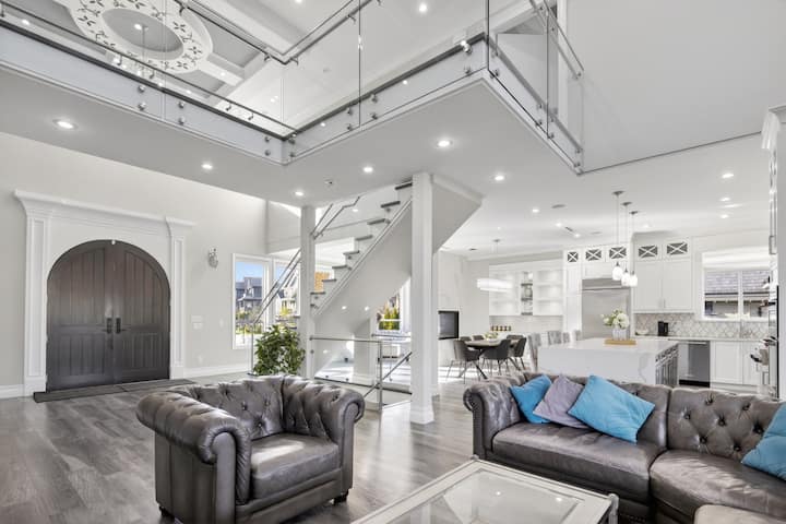 Luxury Mansion Theatre Pool Table 6 Bedrooms - White Rock