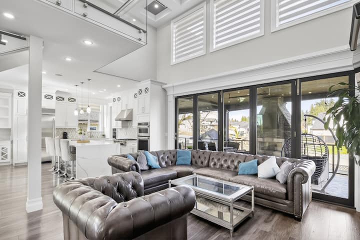Luxury Mansion Theatre Pool Table 6 Bedrooms - White Rock
