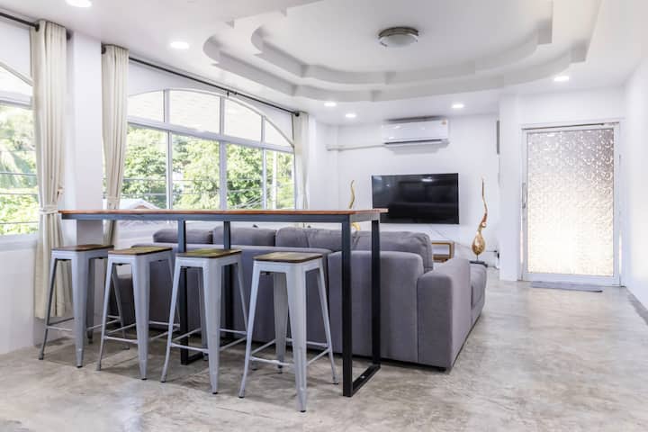 Newly Renovated, Bright & Spacious Central 3bd Apt - Ko Tao