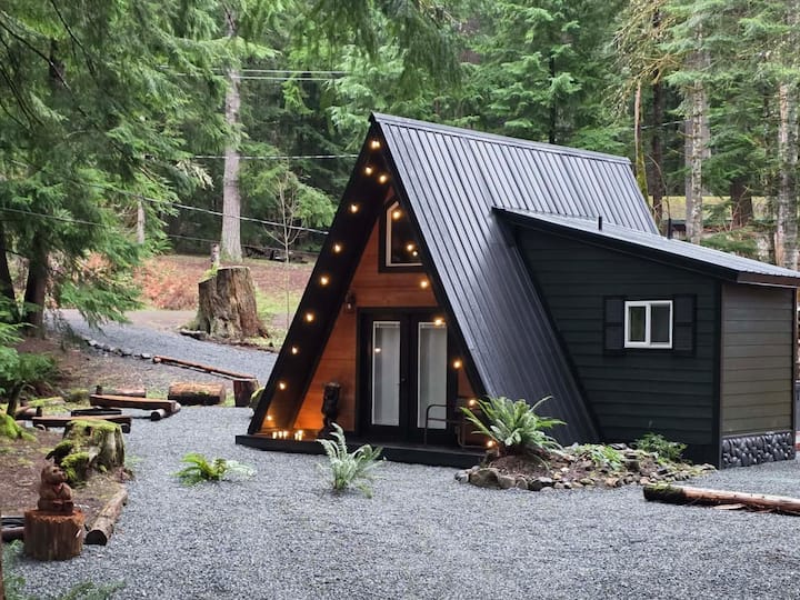 Romantic A-frame | Hot Tub, Firepit, Near Rainier - Ashford, WA