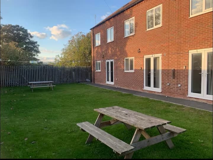 8 Bedroom Contractor House Sleeps Up-to 10. - Sheffield