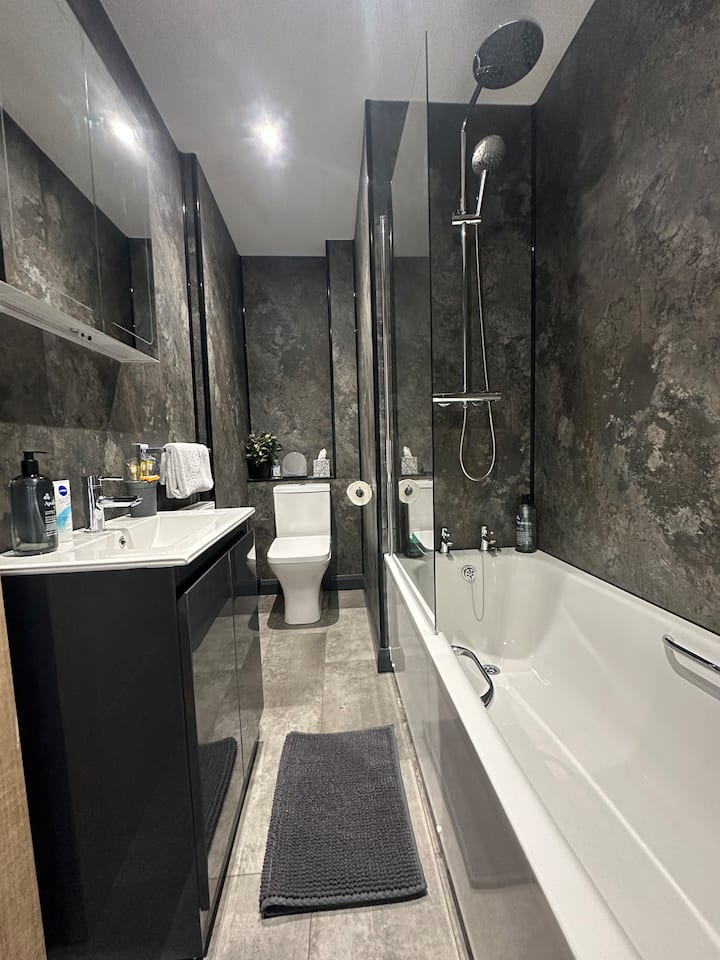 Modern 2 Bed House | 3 Parking Spaces | Sleeps 6 - Gloucester, UK