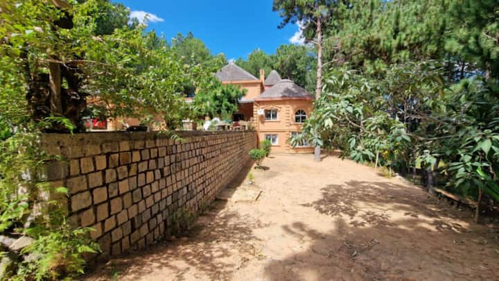 Maison Circulaire D’exception Au Cœur Des Pins - Antananarivo