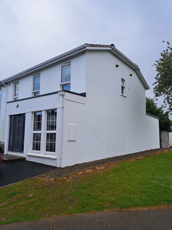 Central, 8 Bedroom Fully Equipped House! - Limerick City