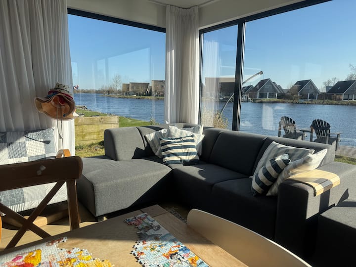 Mooie Ruime 4 Persoons Woonboot Op Rustige Locatie - Heerenveen