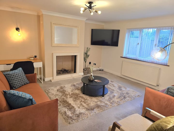 5 Bed Detached House Gloucester| Sleeps 10 - Gloucester