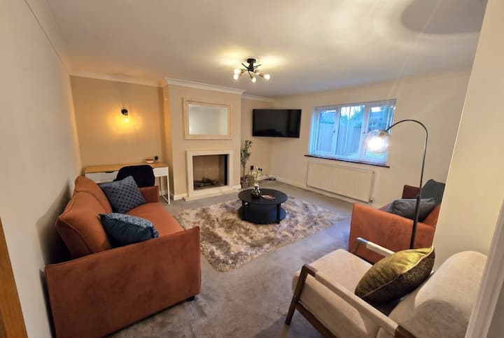Spacious 5-bed House With Games Room - Gloucester