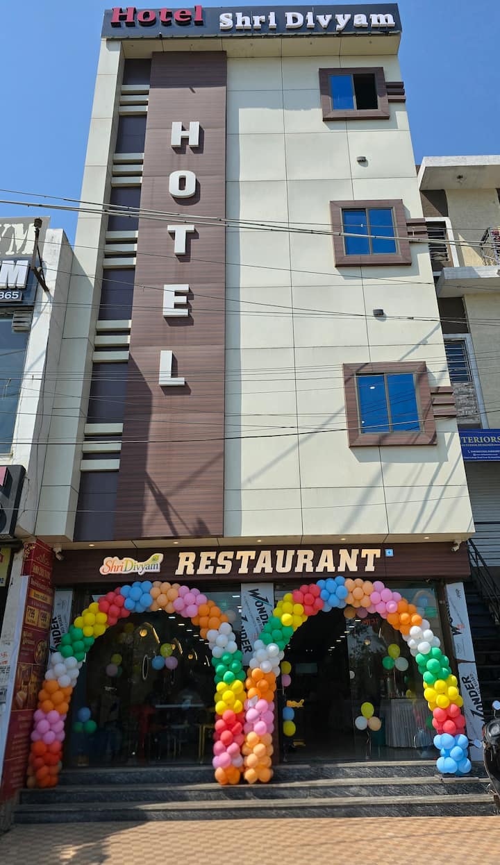 Shri Divyam Hotel,comfortable Stay With Restaurant - Bhopal