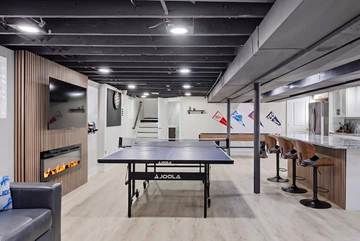 Renovated I Sleeps 25 | 4 Kitchens | Game Room - Detroit