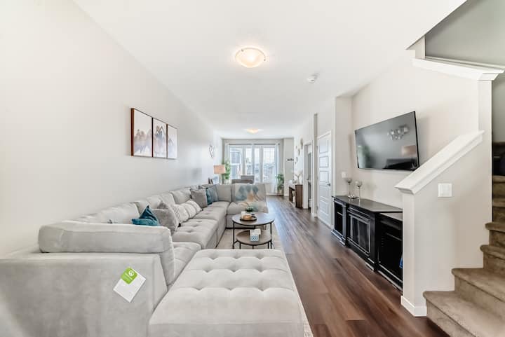 Near Yyc | Family Friendly | Modern 3br Townhome - Calgary