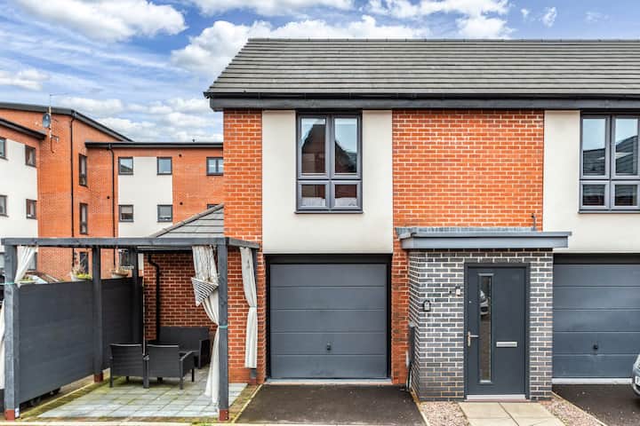 Luxury 2 Bedroom Home With Free Parking - Bromsgrove