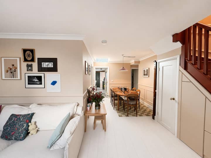 Stylish Georgian Cottage | Attic Suite | 4 Guests - Dublin