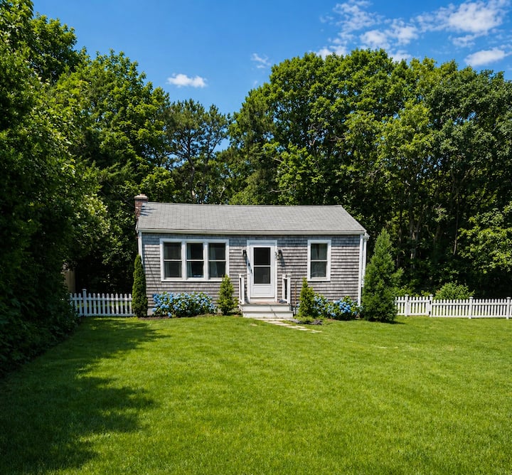 Cozy Cape Cottage - Sandwich, MA
