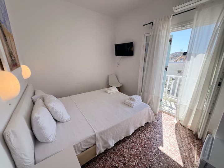 Double Room With Balcony Steps Away From Beach - Antiparos