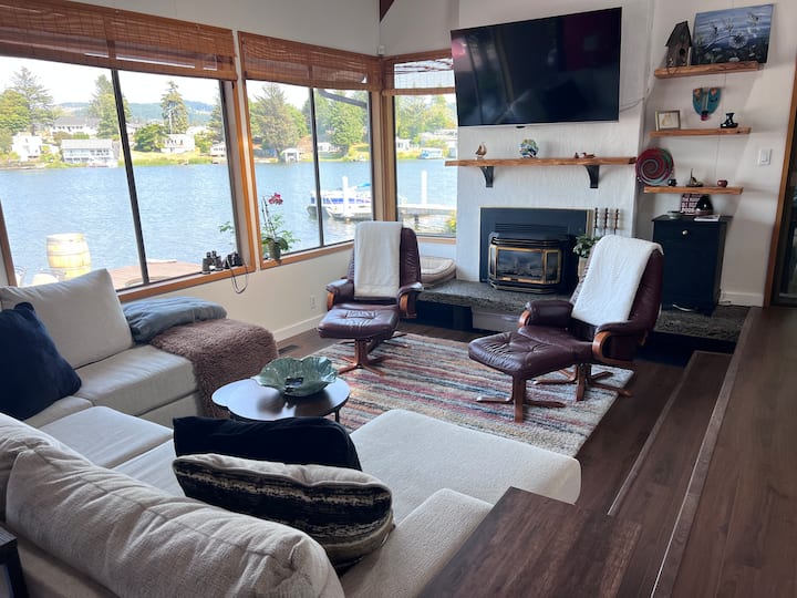 Lake Living With Hot Tub And Beach Area - Lincoln City, OR