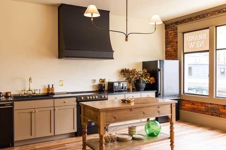 The 908 | Historic Luxury Suite 2 - Everett, WA