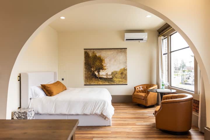 The 908 | Historic Luxury Suite 3 - Monroe, WA