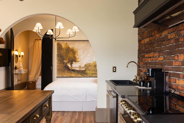 The 908 | Historic Luxury Suite 4 - Everett, WA