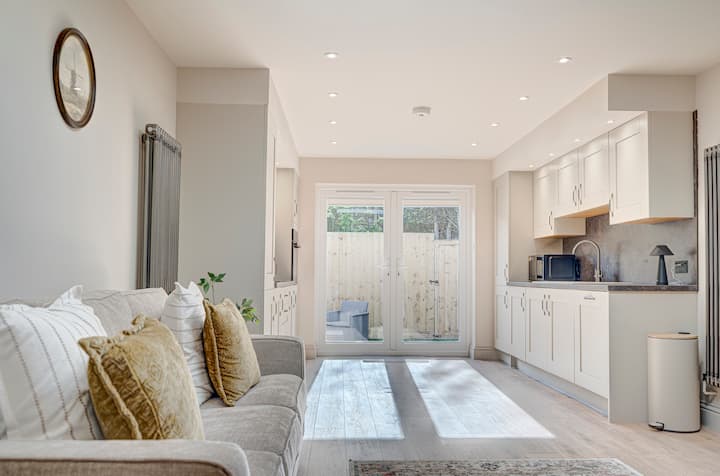 Savernake House | Stylish Stay For 6 + Parking - Swindon