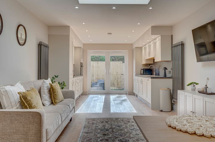 Savernake House | Stylish Stay For 6 + Parking - Swindon