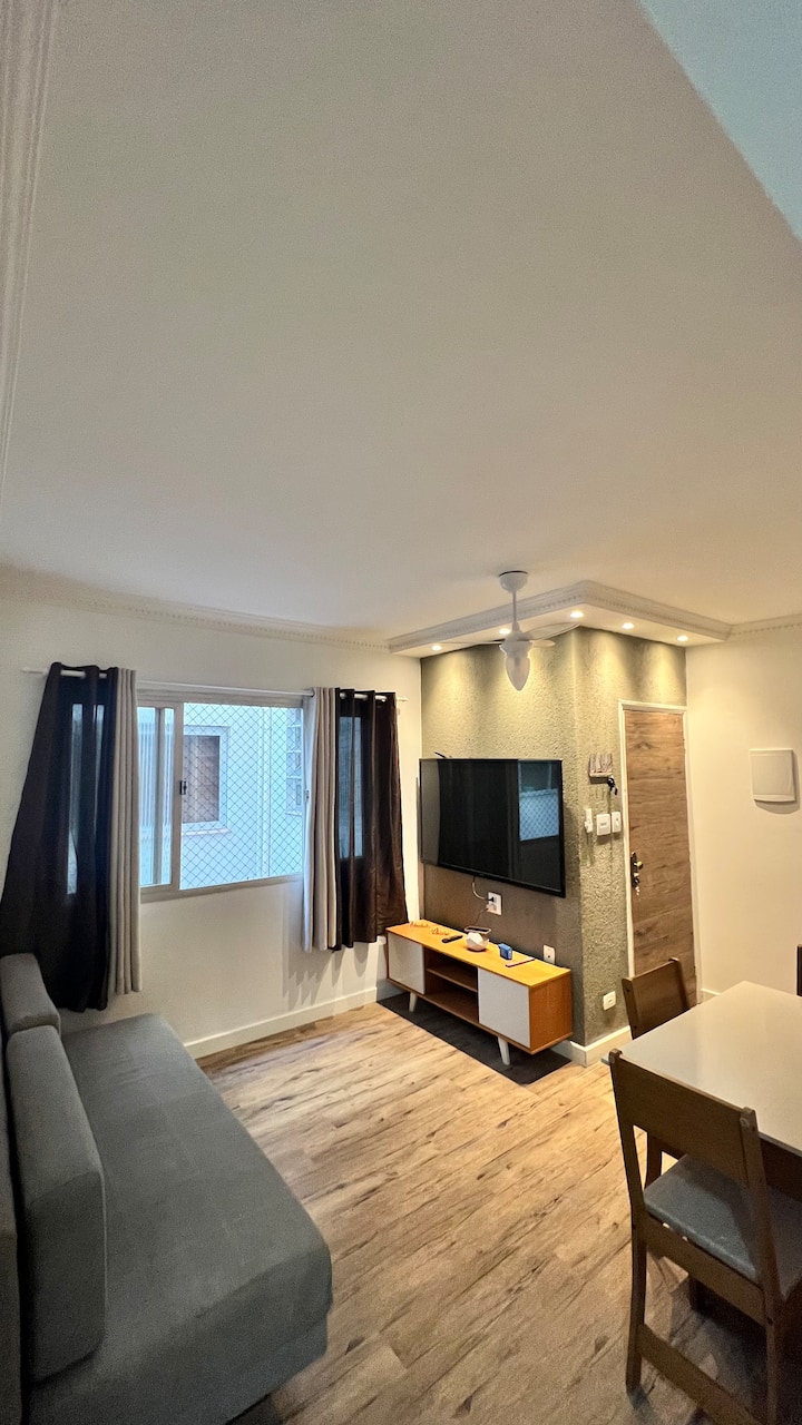 Apto De Dois Quartos à 150m Da Praia - Guarujá