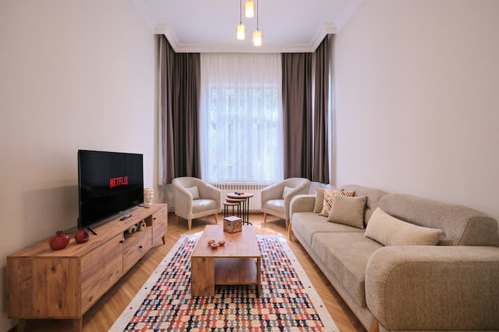 Historical Building At The Iconic Tram Street, 3br - İstanbul