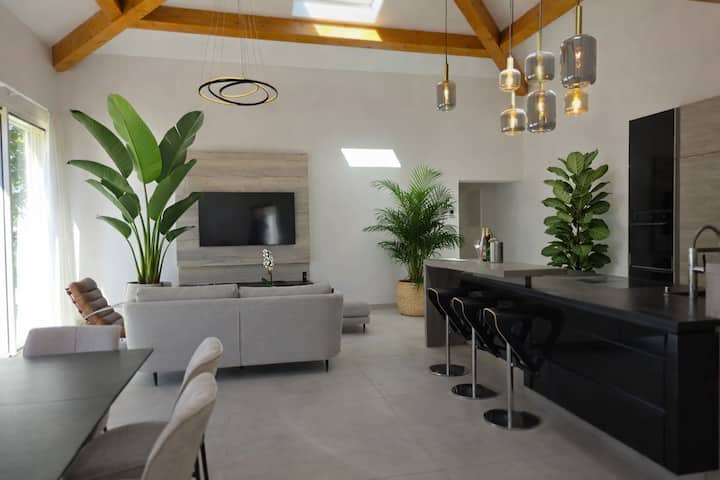 Villa De  Standing "Aurene ", 150 M2 Habitables . - Rognes