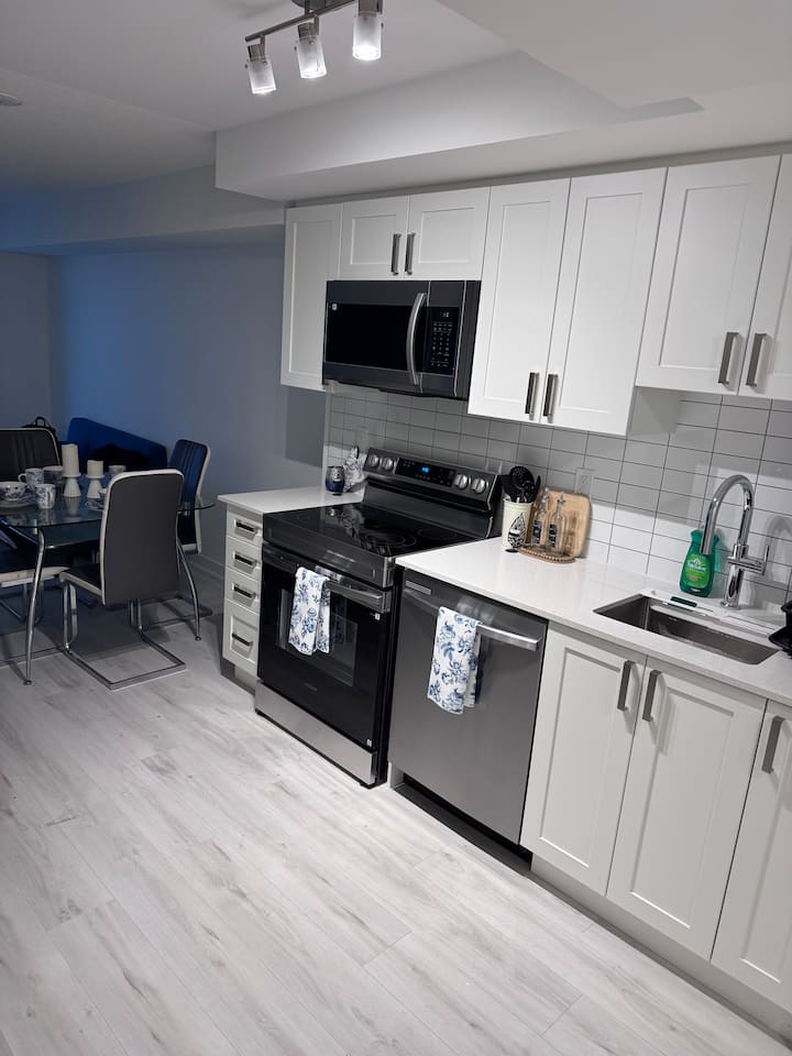 Luxury Lakeview Condo • Steps To Sandy Beach - Pickering