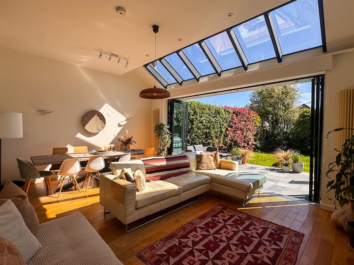 Sun-soaked Coastal Home - Poole