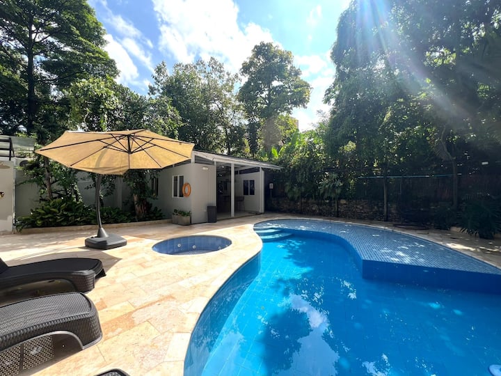 Villa En El Poblado | Piscina Privada + Jacuzzi - Medellín, Colombia