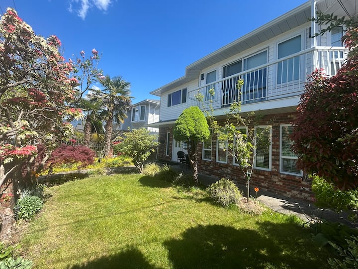 Bright 4br Upper Floor W/ Patio & Mountain Views - New Westminster
