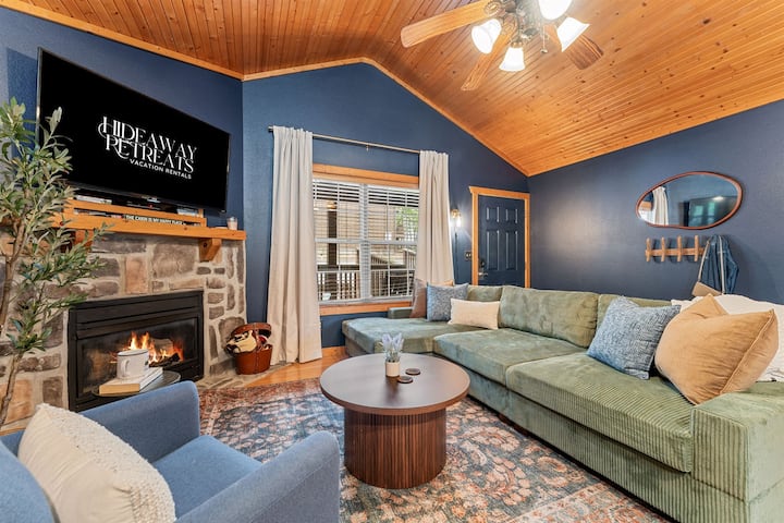 2 Br Cabin W/ 2 En-suite Jacuzzis · Resort Access - Table Rock Lake