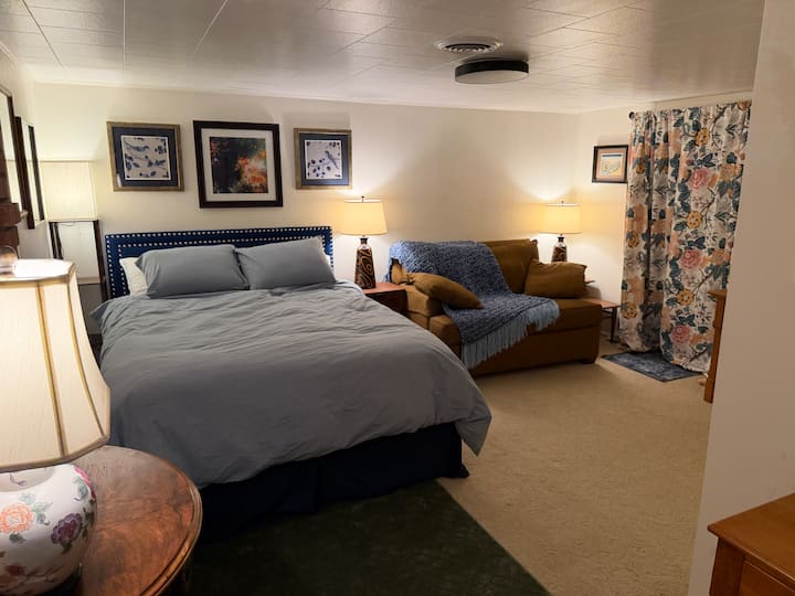 Cozy Private Studio Retreat- Central Location - Casper, WY