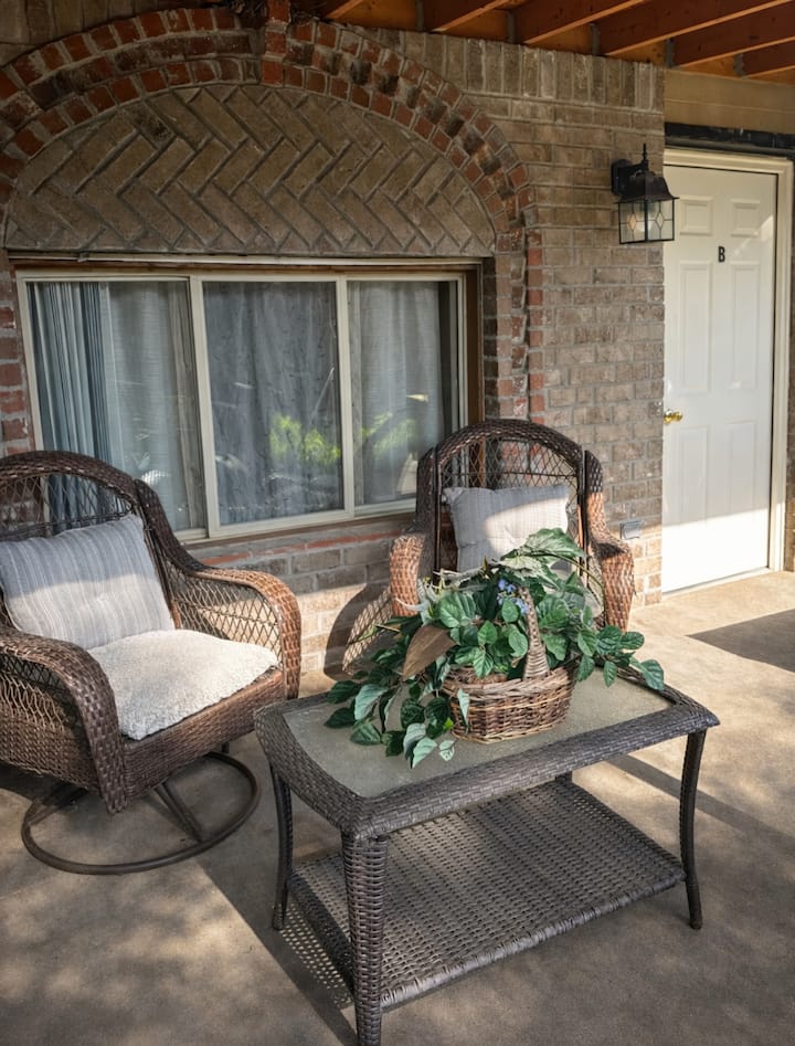 Cozy • Pet Friendly • Prime Location • - Clarksville, TN