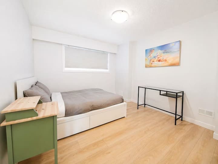 Cozy 2 Bed Retreat- Near Skytrain - Port Moody