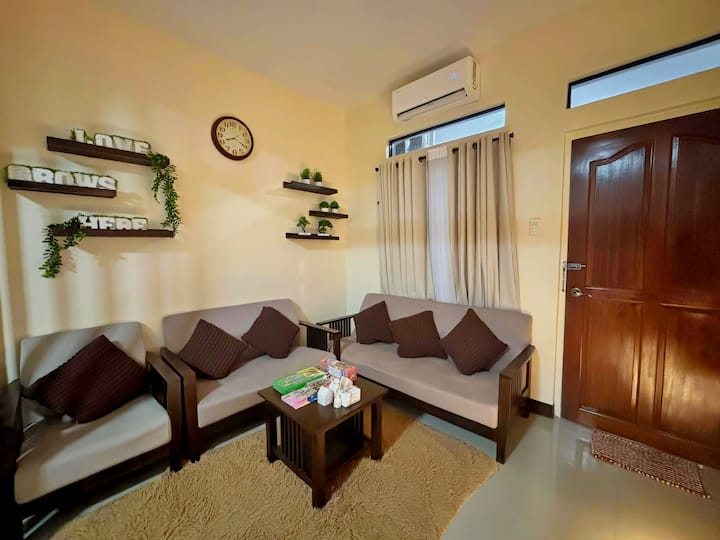 The Zion | Modern Cozy & Private Home For 8 Pax - Taguig